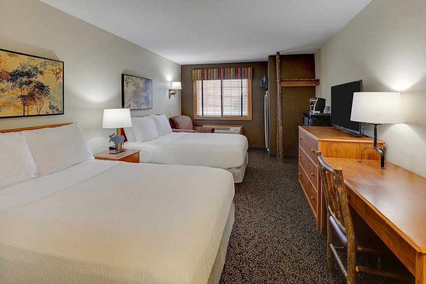 Nature-infused Riverside Lodging | Poolside Patio & Hot Tub | 4 Units - Quincy