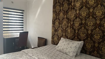 Quarto solteiro clássico, vista para a cidade | Cofres nos quartos, escrivaninha, espaço de trabalho para notebook