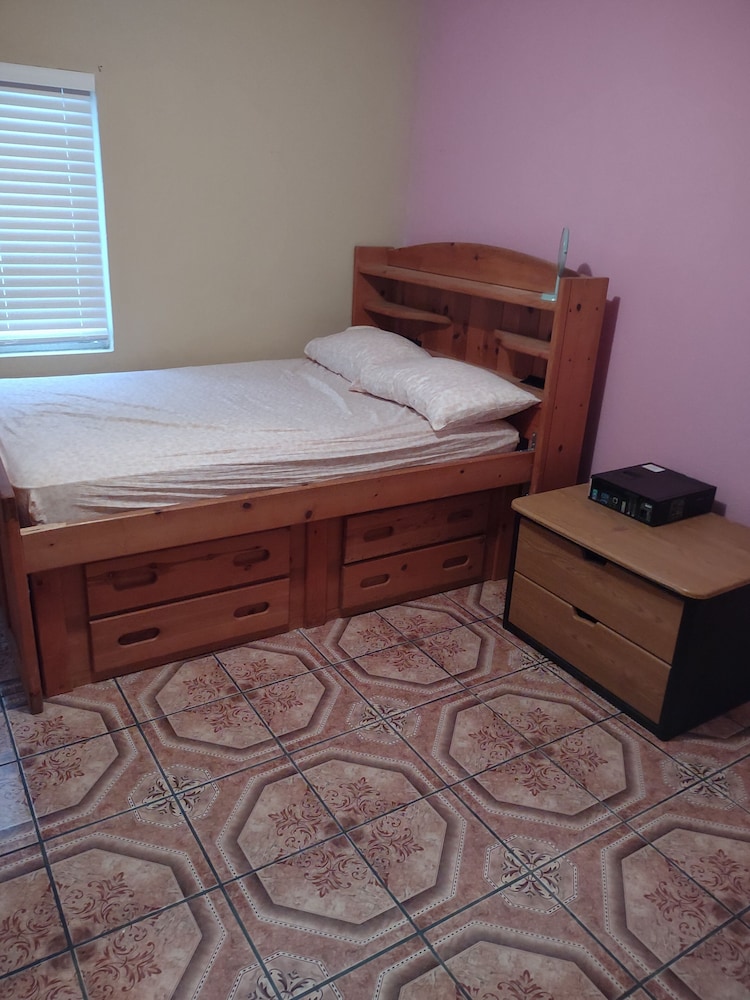 House With Wifi,10 Mins. To Beach. 2 Story Home Approximately 1800 Sq. Ft. - Ensenada