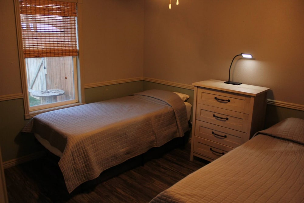 Quiet Neighborhood, Relaxing Wrap Around Deck With Fire Pit. Short Walk To Town. - Lander, WY