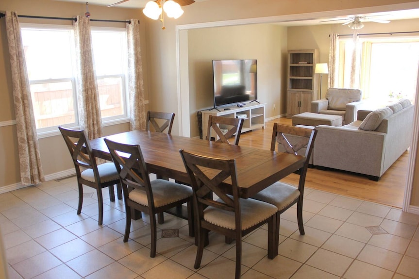 Quiet Neighborhood, Relaxing Wrap Around Deck With Fire Pit. Short Walk To Town. - Sinks Canyon State Park, Lander