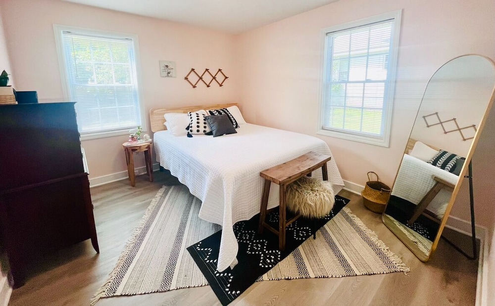 New Cozy Bungalow 3 Bed/2 Bath W/king & Pet Friendly - Coliseum•gac•uncg<5 Min - Greensboro