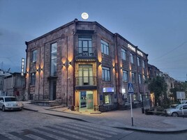 Fachada do alojamento (tarde/noite)