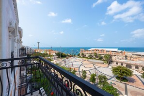 Quarto casal romântico, 1 cama King, sacada, vista para a praia | Vista para praia/oceano
