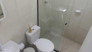 Quarto quádruplo básico, 1 quarto | Banheiro