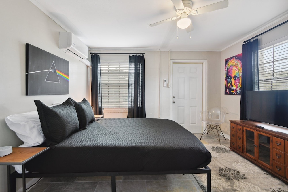 Venetian Garden Retreat With Arcade Games & Hot Tub - Biloxi, MS