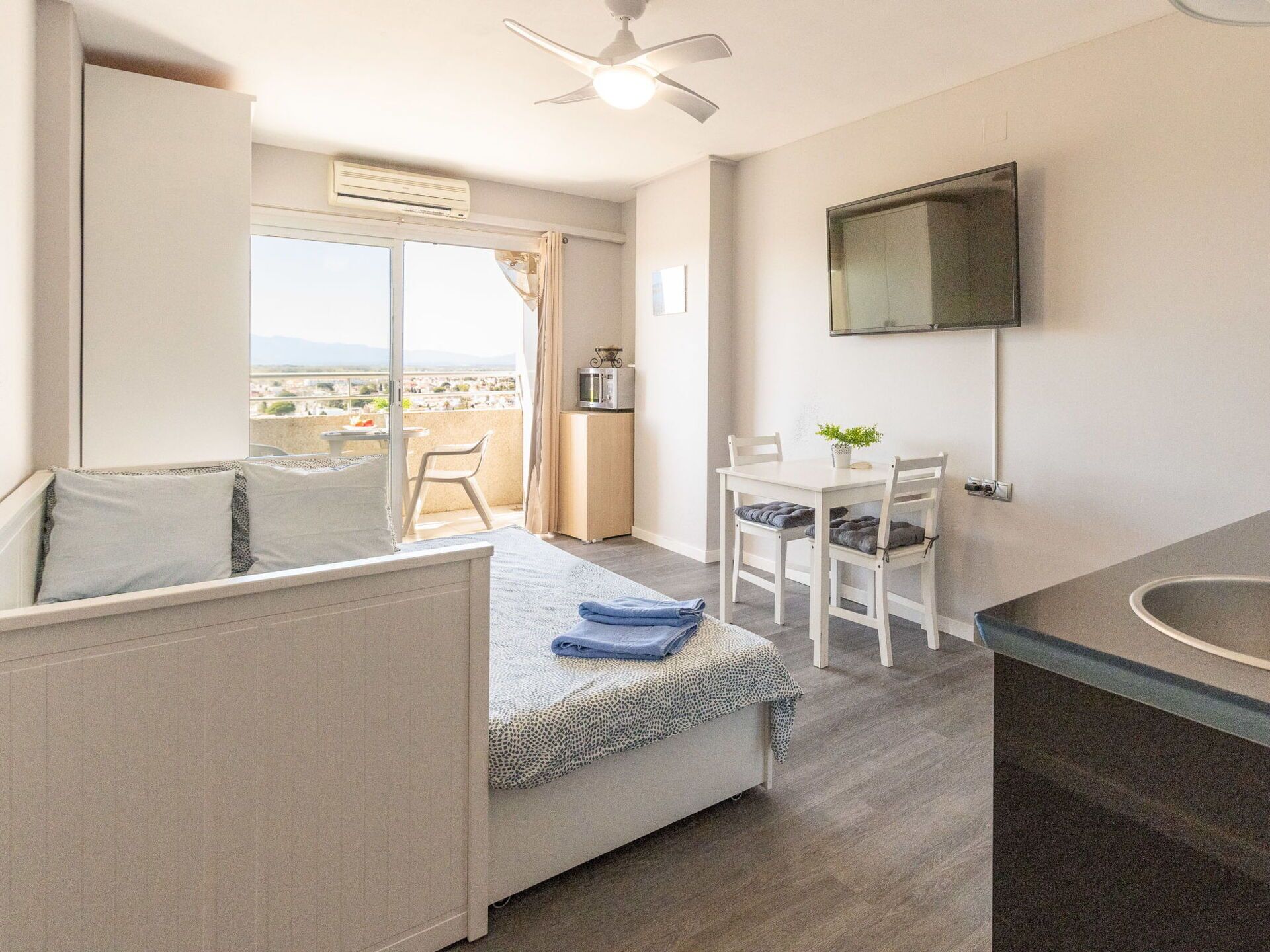 Leuk Appartement Voor 2 Personen Met Airco, Wifi, Tv, Patio En Huisdieren Toegestaan - Empuriabrava