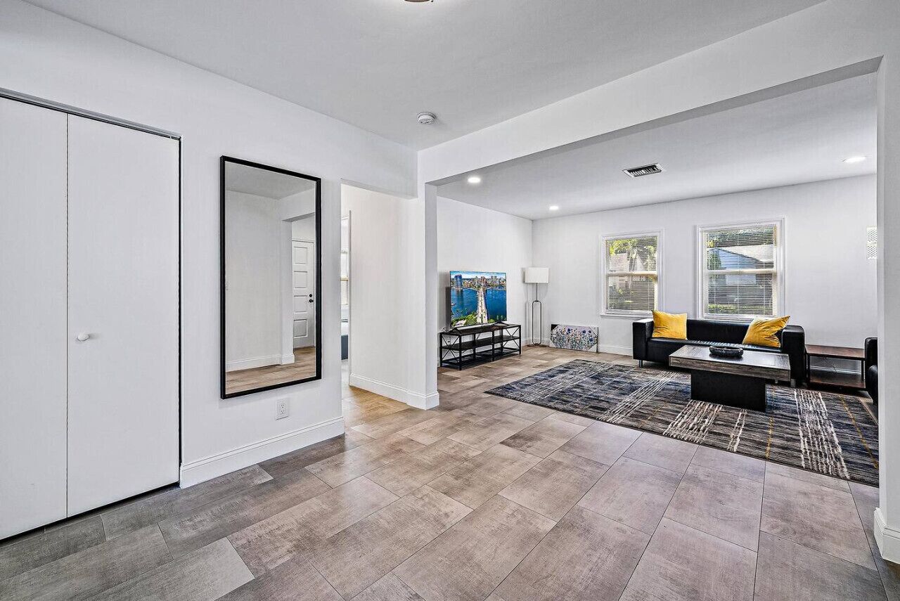 Northwood Home: 2br+den, Private Backyard Oasis - West Palm Beach, FL