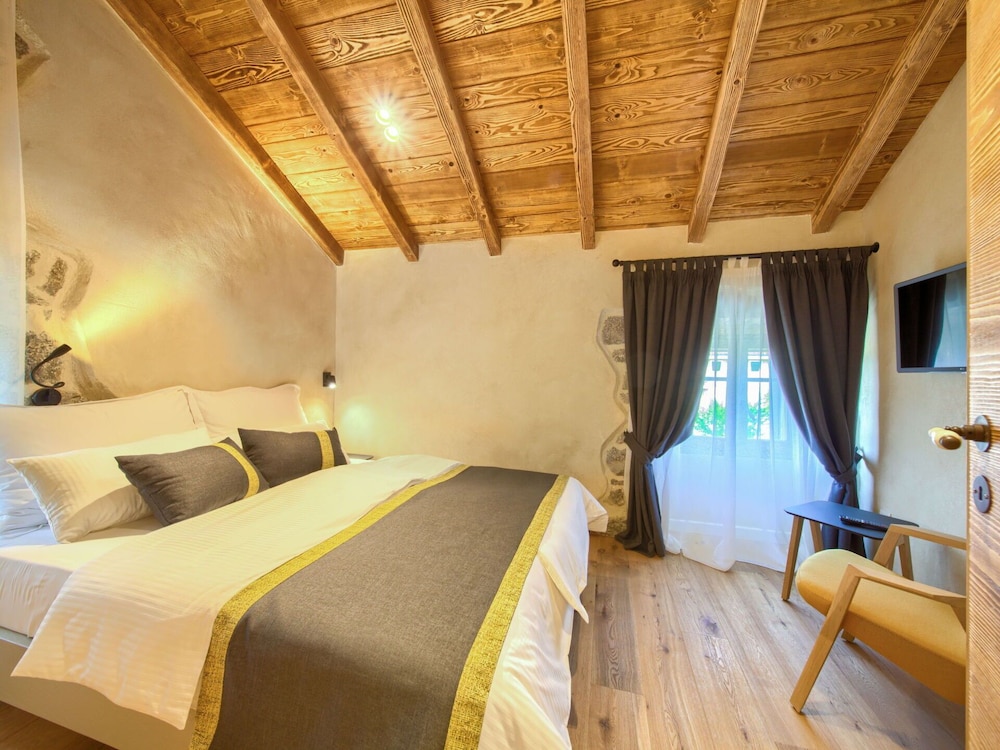 Stunning Private Villa For 6 People With A/c, Wifi, Hot Tub, Private Pool, Tv, Terrace And Parking - Punat