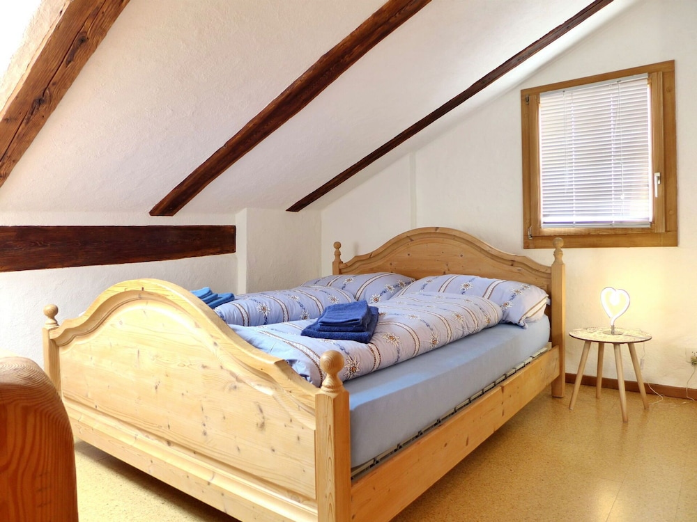 Schönes Alleinstehendes Ferienhaus Für 4 Leute Mit W-lan, Terrasse, Panoramablick Und Parkplatz - Leukerbad