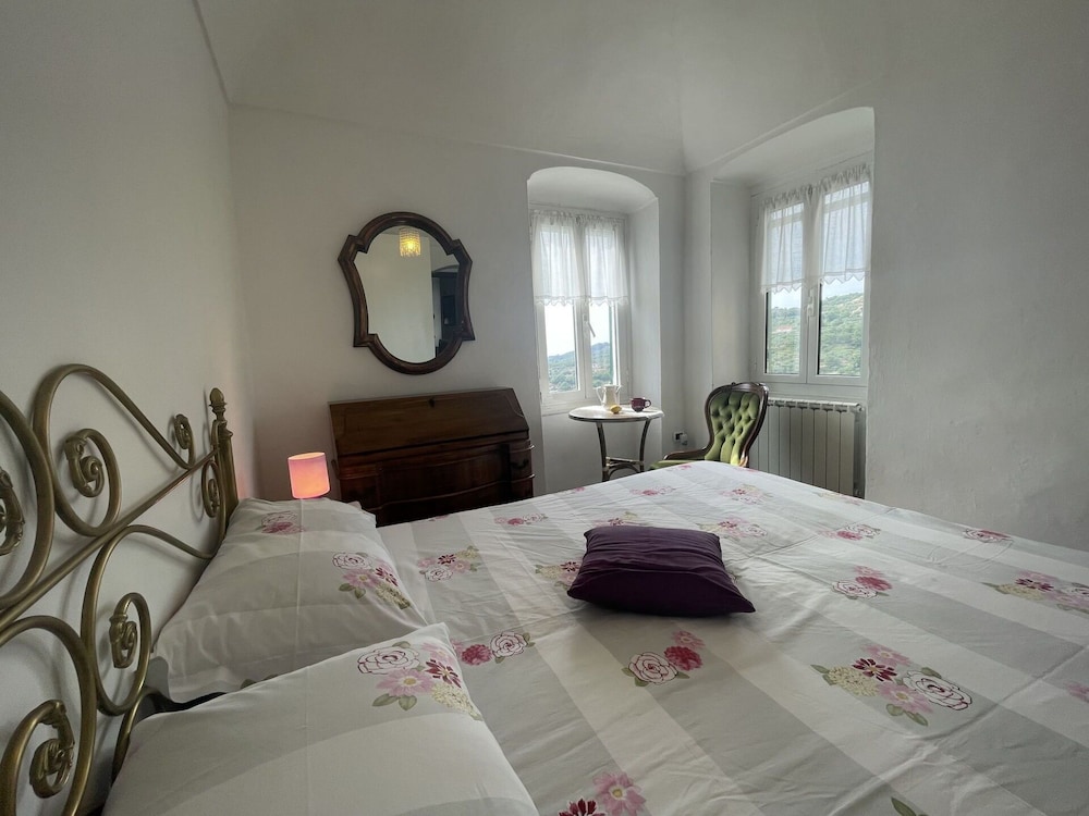 Preciosa Casa De Vacaciones Con Wifi, Terraza, Mascotas Permitida, Vista Panorámica Y Aparcamiento - Imperia, Italia