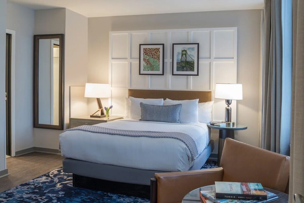 Luxe Downtown Stay: Iconic Ambiance + Urban Views | Near Japanese ...
