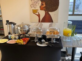 Pequeno-almoço completo diário incluído 