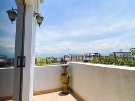 Quarto Júnior, varanda, Vista para a cidade | Lençóis de algodão egípcio, roupa de alta qualidade, edredões de penas 