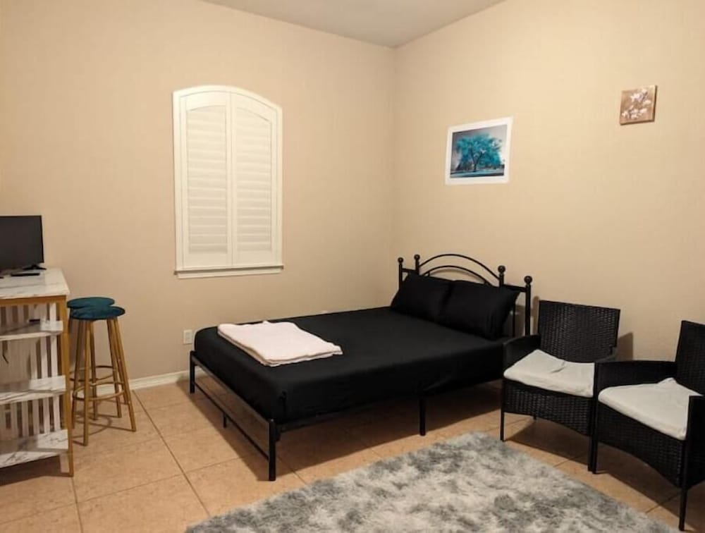 Private Suite With Attached Bath In Great Neighborhood In Sugarland - Sugar Land, TX