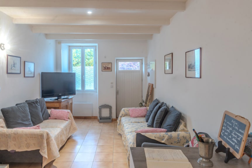 Vakantiehuis 'La Maison D'éloi' Met Gedeeld Zwembad, Privéterras En Wifi - Charente