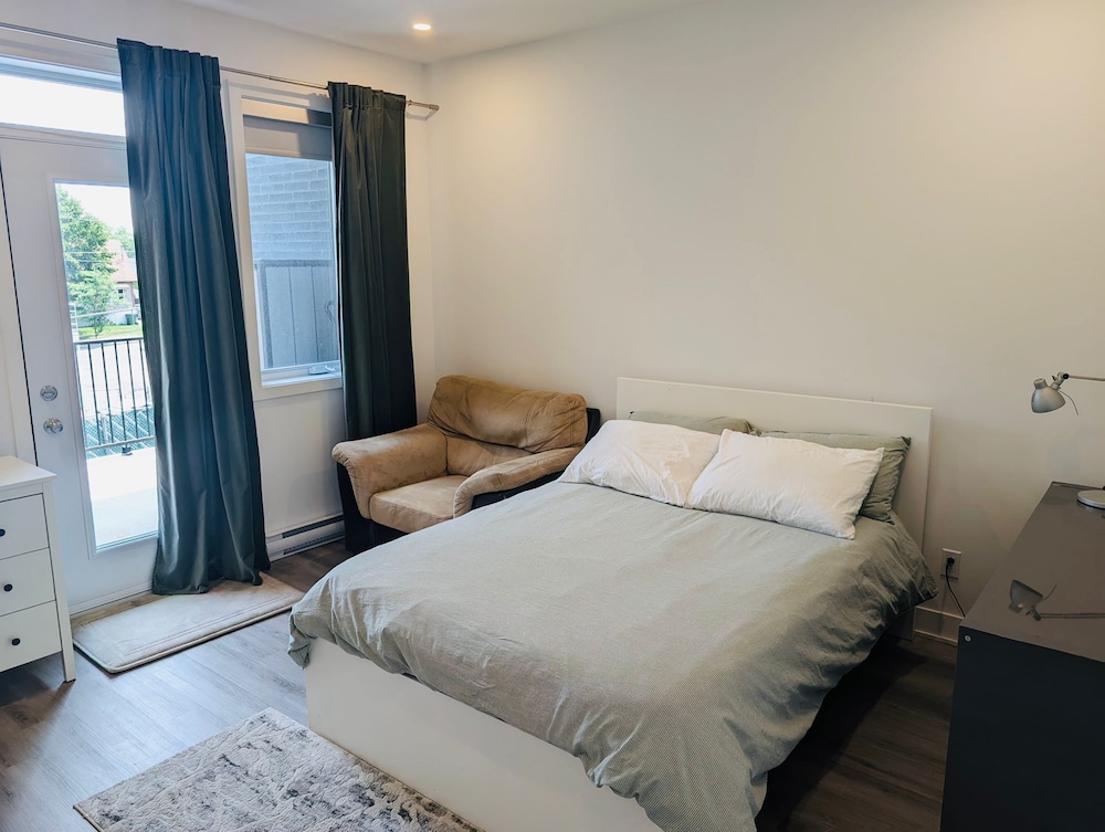 Newly Built Condo, With Excellent Natural Light, 20 Minutes From The Airport. - Brossard