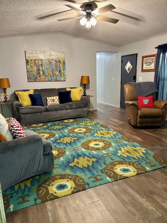 Cute And Cozy Lake House! Sleeps 10! 1 Mile From Lake Access! - Heber Springs, AR