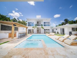 Vila, vários quartos, para fumantes, piscina particular | Piscina | Piscina externa