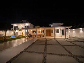 Vila, vários quartos, para fumantes, piscina particular | Estacionamento | Estacionamento grátis sem manobrista