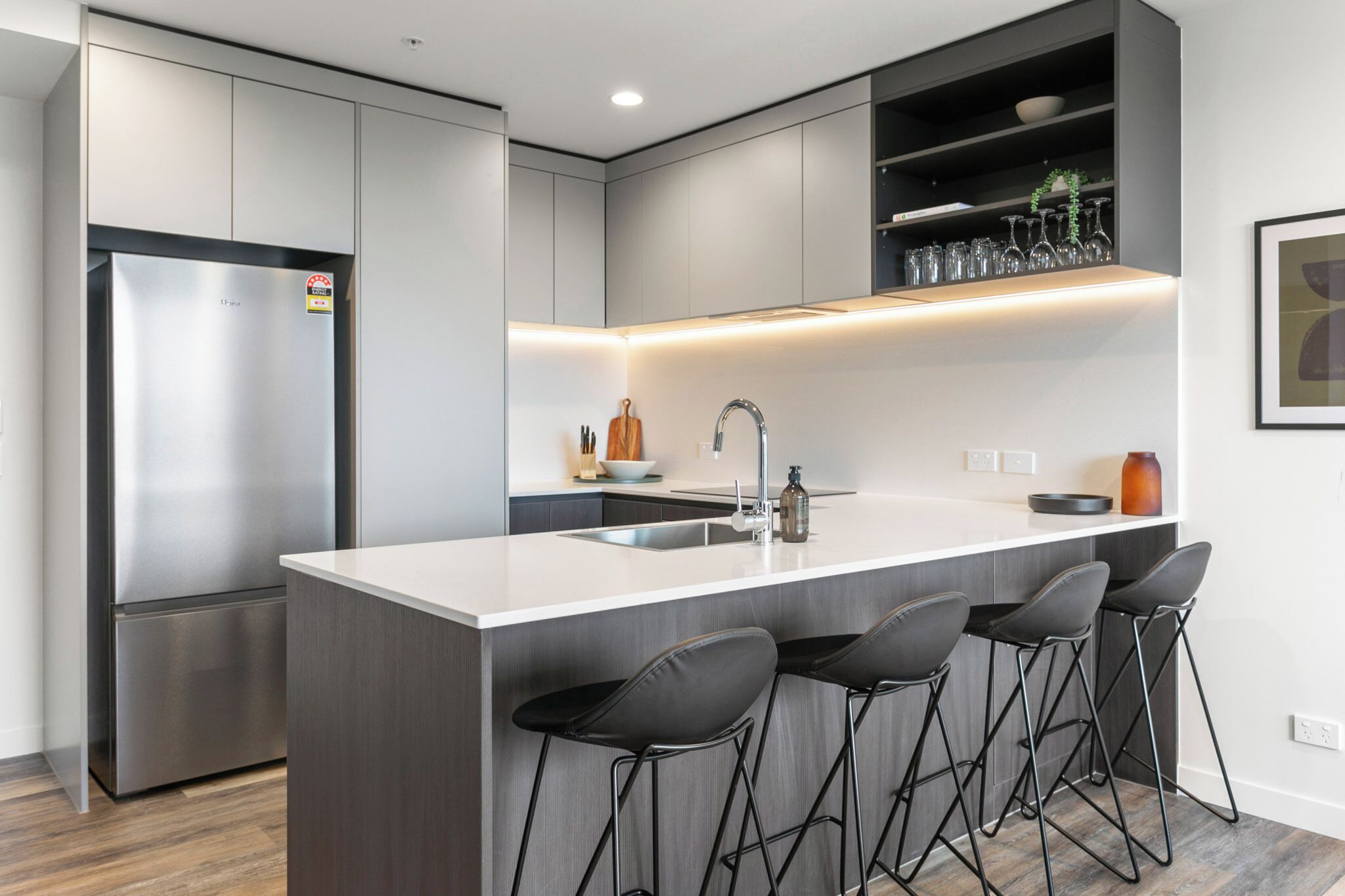 Apartamento, 2 quartos | Cozinha privada | Um frigorífico, um micro-ondas, um forno, uma placa de cozinha 