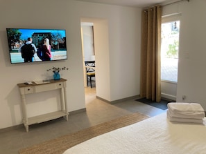 Estúdio standard, vista para o jardim | Área de estar | TV de tela plana 32 polegadas com canais digitais, TV