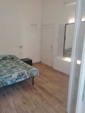 Quarto casal empresarial de uso individual, vista para o jardim | Frigobar, Wi-Fi de cortesia