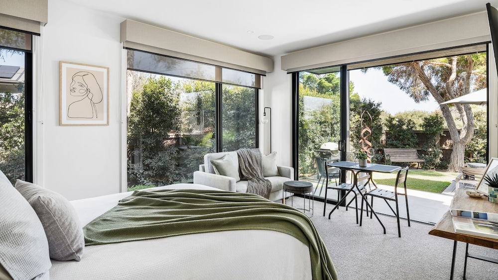 Studio One | Single Level Luxe Retreat Opp Beach - Mornington