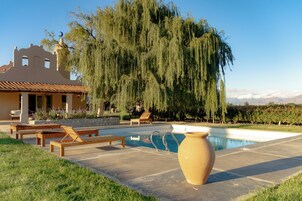 Piscina exterior, espreguiçadeiras 