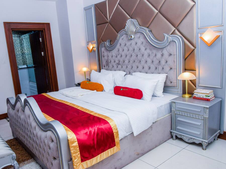 Quarto casal com design assinado, vista para a cidade | Banheiro | Banheira de imersão, chuveiro com efeito de chuva