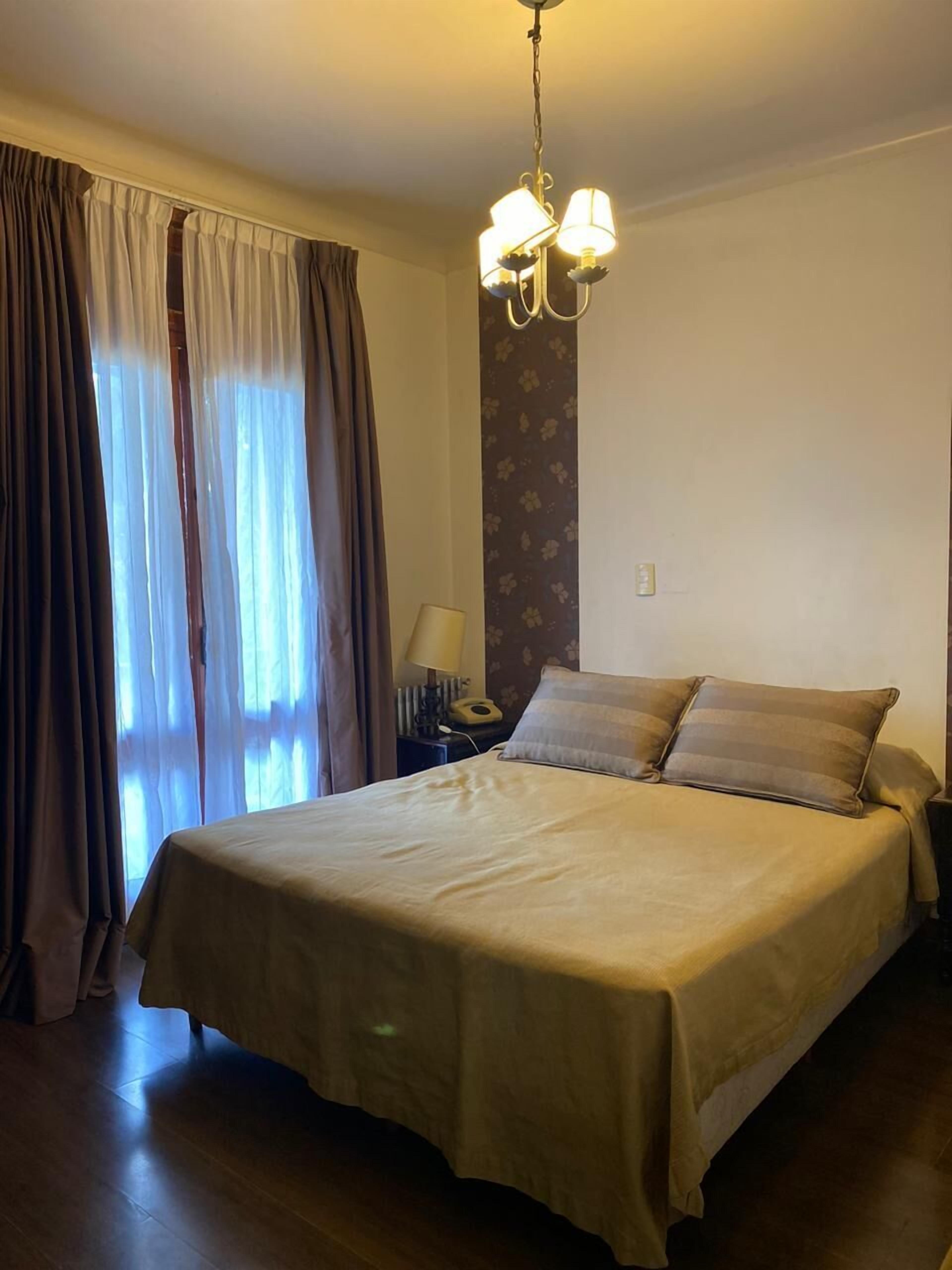 Quarto Triplo Familiar, várias camas | Cofre no quarto, secretária, Wi-fi grátis 