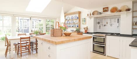 Casa de Campo | Cozinha privada | Uma máquina de lavar louça, uma chaleira elétrica, uma torradeira