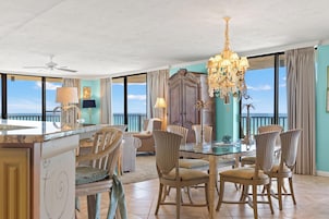 Apartamento em Condomínio Fechado, 2 quartos, em frente à praia | Refeições no quarto