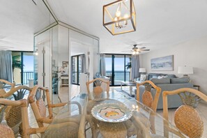 Apartamento em Condomínio Fechado, 2 quartos, vista para o oceano (811C) | Refeições no quarto