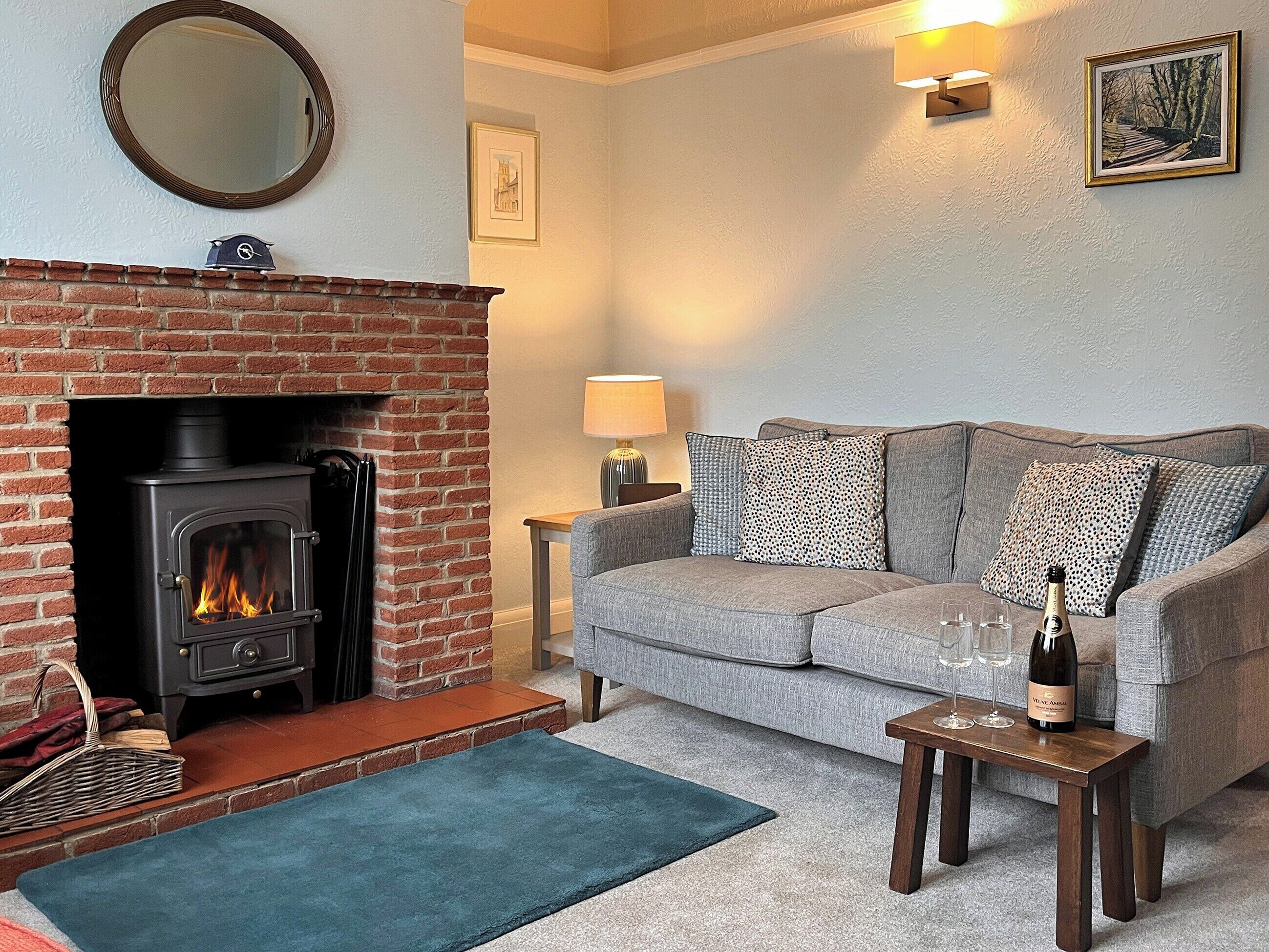 River View Sits Beside The River Bradford With Views Of The Hills And River. - Castleton