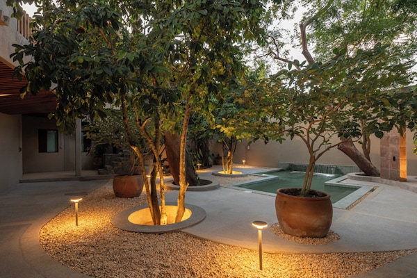 Piscina externa, guarda-sóis, espreguiçadeiras