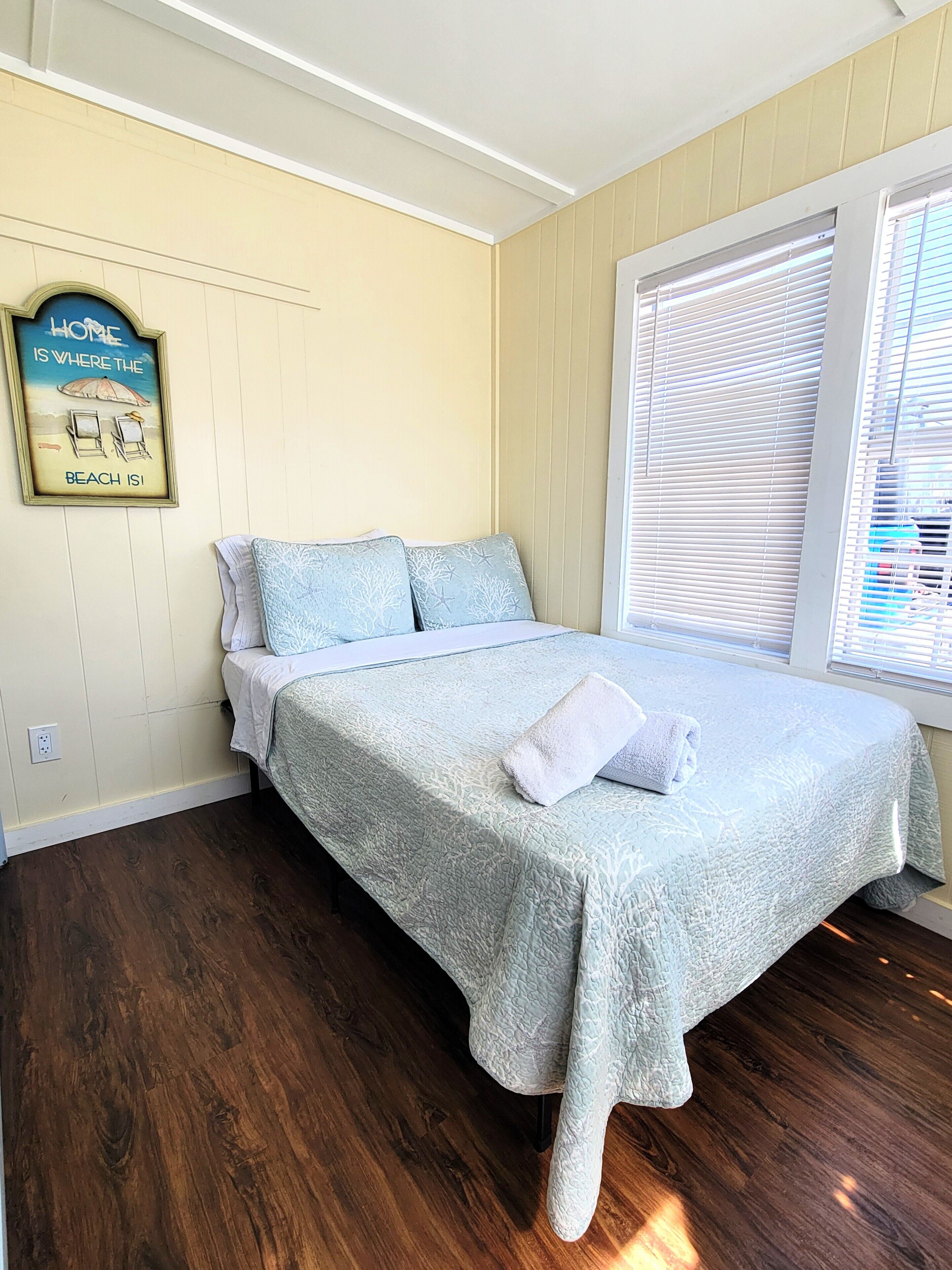 Set Sail! Db6--2 Br/1 Bath Cottage With Kitchen, Walk To The Beach, Dogs Ok! - Port Aransas, TX
