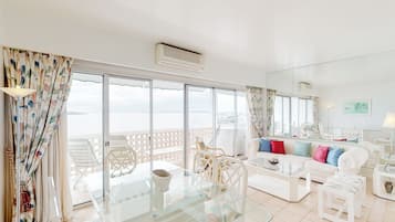 Apartamento | Sala de estar | TV de ecrã plano