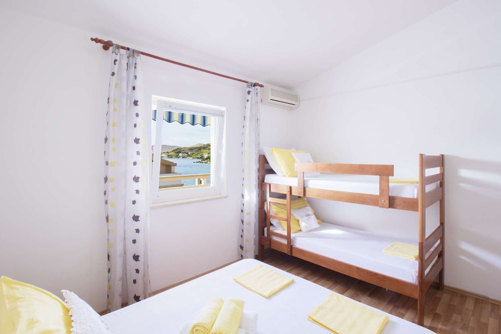 Apartment with sea view, near the beach (20m) - Metajna | Vrbo