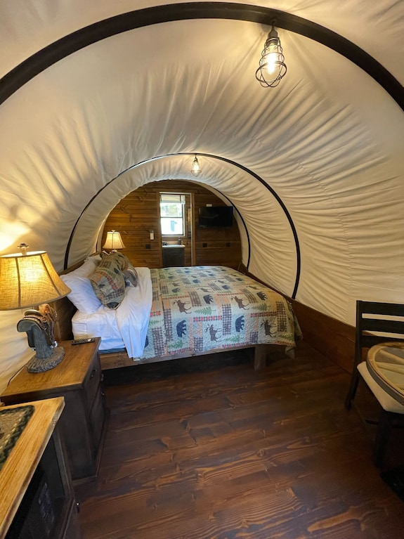 California Trail Wagon Includes 1 King Bed, Bathroom W/ Shower, Heat & A/c, Smart Tv, Wi-fi, Microwa - Missouri