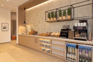 Café da manhã com buffet grátis todos os dias