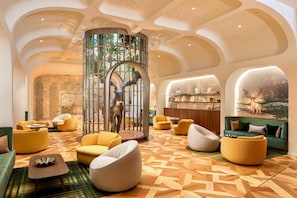 Um interior moderno com uma escadaria espiral central, diversas áreas de estar e teto decorativo.