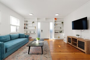 Bungalow Familiar | Sala de estar | Smart TV de 50 de polegadas com canais digitais, Netflix, Hulu 