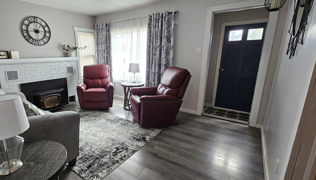 Cozy Up North Retreat In The Heart Of Sault Ste. Marie. Pet Friendly! Hot Tub! - 蘇聖瑪麗