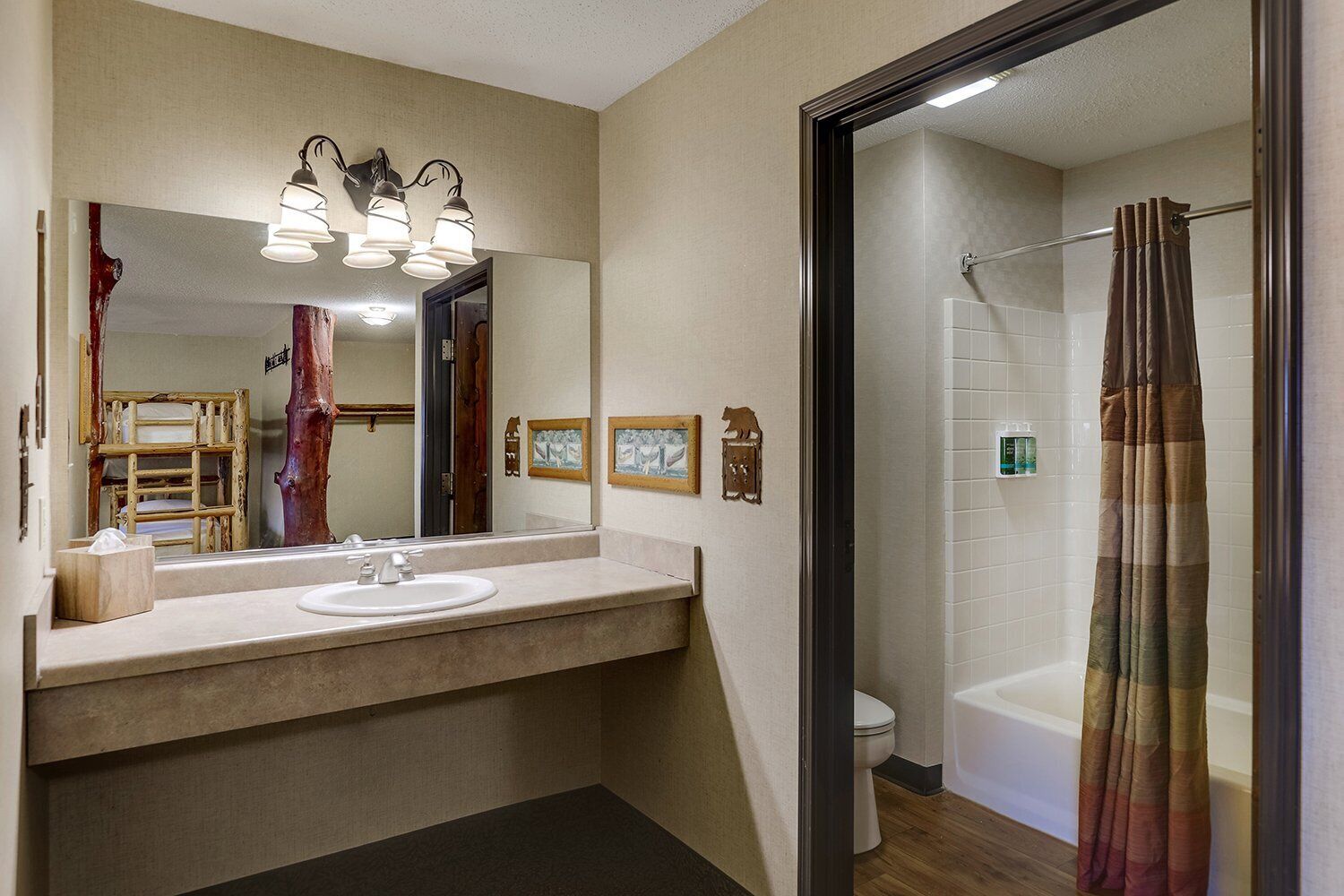 Stoney Creek, Expanded King Bunk Bed, Room For The Crew! | 2 Units - Davenport, IA