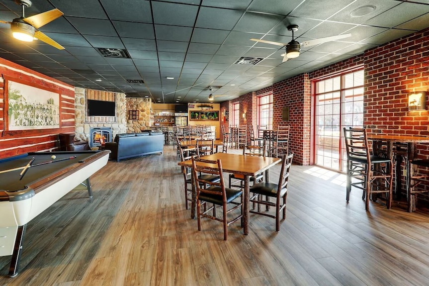 Riverfront Rustic Retreat W/ Indoor/outdoor Pool & Whirlpool, Parking - Davenport, IA