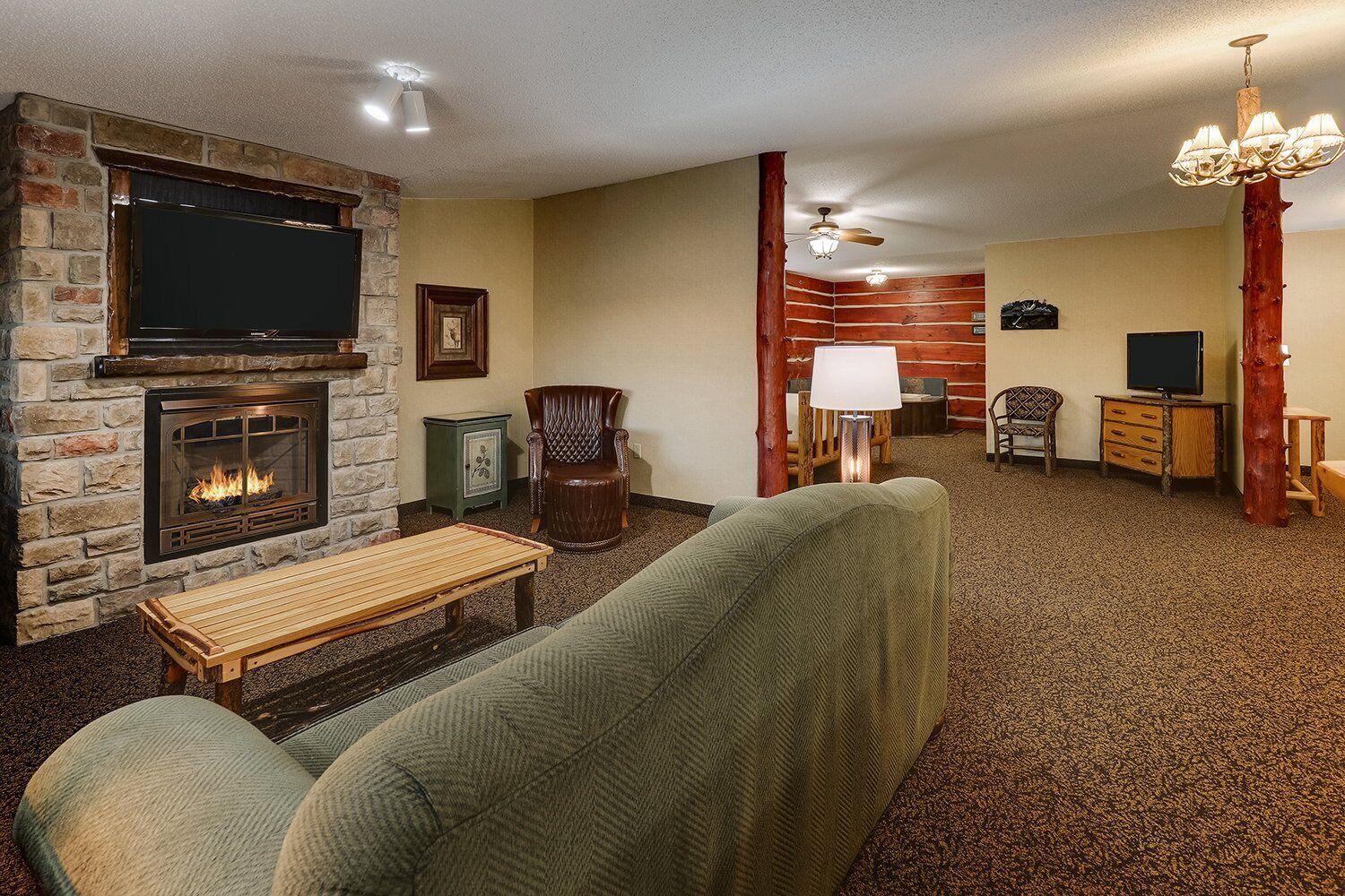 Theme Suite, Stoney Creek Quad Cities, Fireplace, Whirlpool | 2 Units - Davenport, IA
