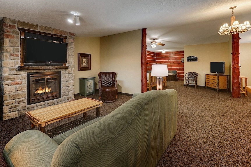 Theme Suite, Stoney Creek Quad Cities, Fireplace, Whirlpool | 2 Units - Davenport