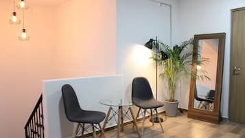 Apartamento família, vista para o pátio | Área de estar | Smart TV