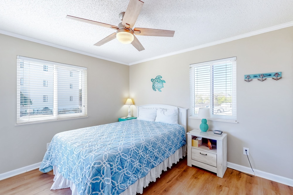 1st-floor Condo With Outdoor Pool, Tennis, Bbq Area, Washer/dryer, Central Ac - Emerald Isle, NC